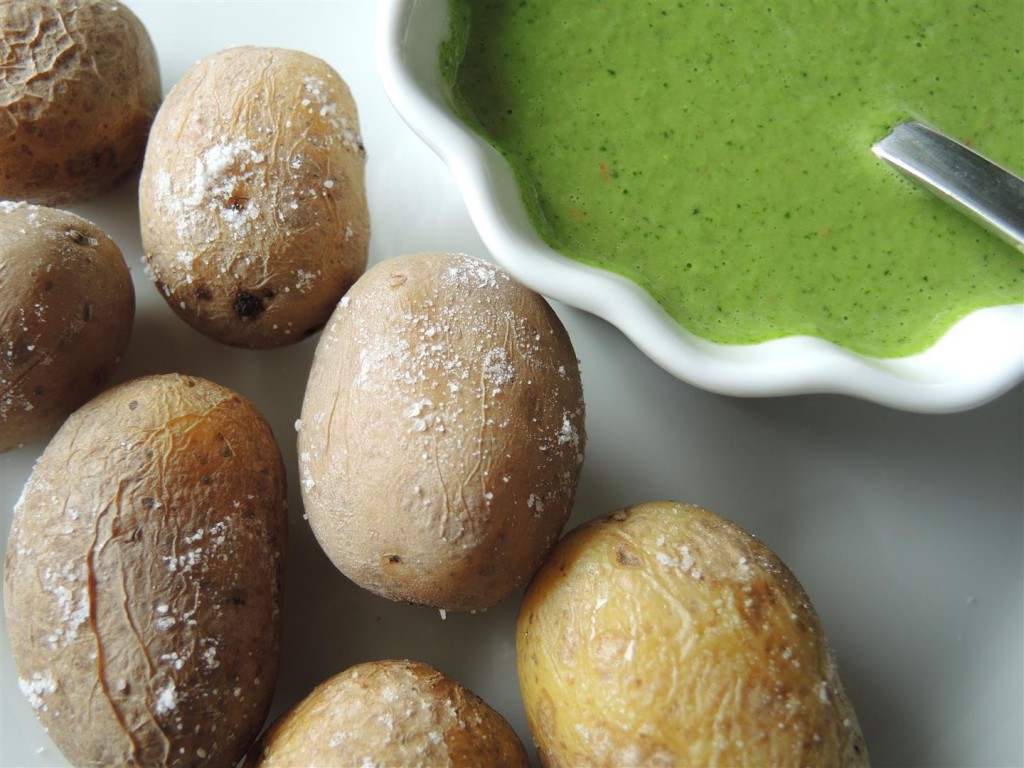 Kanarische Salzkartoffeln mit Mojo verde und Mojo rojo - Chilirosen